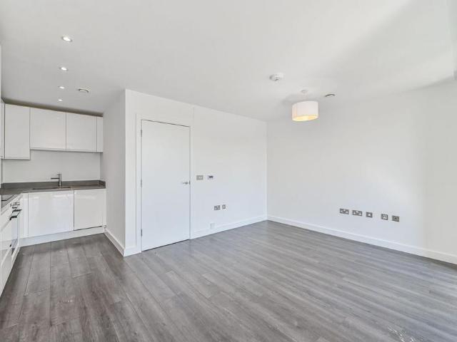 Batavia Road, New Cross, London, SE14 2 bed flat to rent £2,050 pcm £473 pw