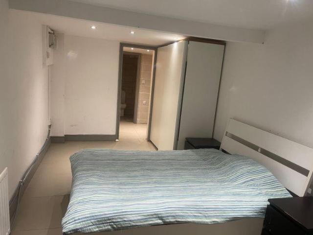 Bath Rd, London, TW5 Studio to rent £1,050 pcm £242 pw