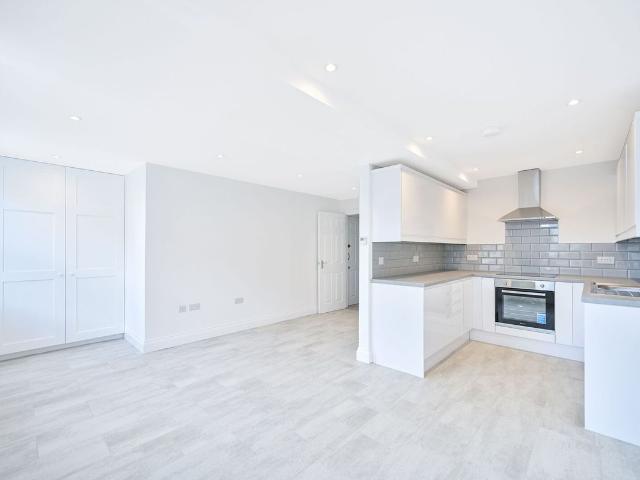 Bath Road, Cranford, Hounslow TW5, Studio to rent, £1,200 pcm | PrimeLocation