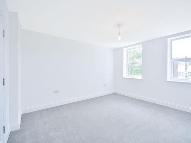 Bath Road, Cranford, Hounslow, TW5 2 bed flat to rent £1,800 pcm £415 pw