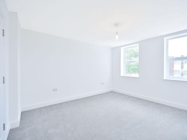 Bath Road, Cranford, Hounslow TW5, 2 bed flat to rent, £1,800 pcm | PrimeLocation