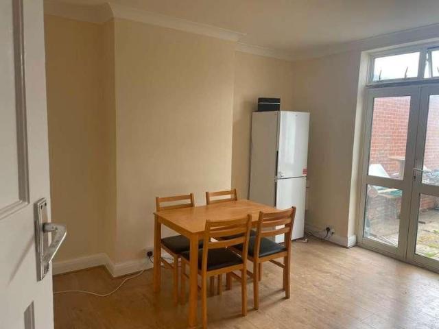 Bath Road, Cranford, TW5