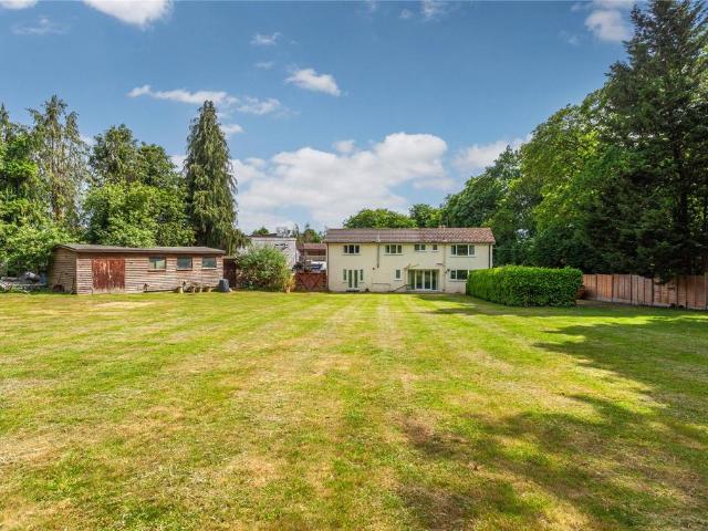 Bath Road, Knowl Hill RG10 3 bed detached house to rent £3,150 pcm £727 pw