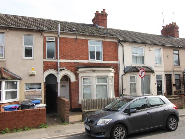 Bath Road, Kettering. 3 bed terraced house to rent £1,075 pcm £248 pw