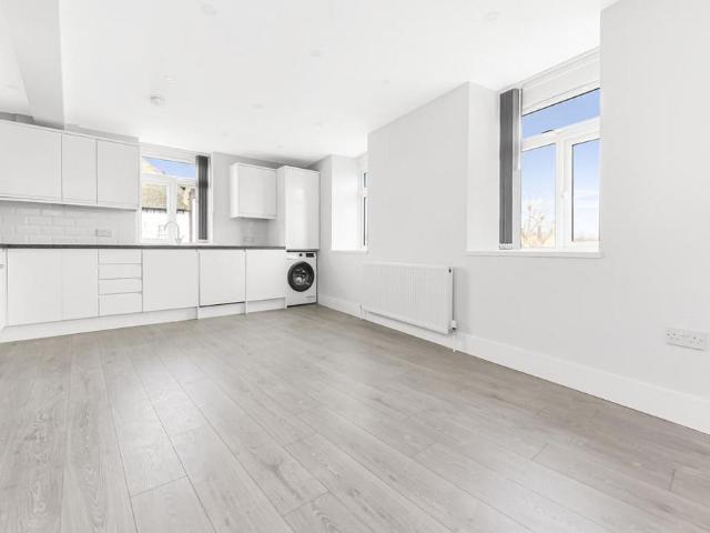 Bath Road, Hounslow 1 bed flat to rent £1,425 pcm £329 pw