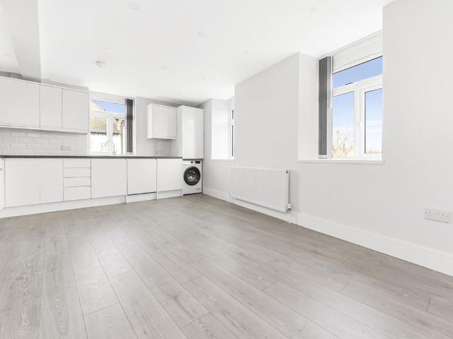 Bath Road, Hounslow TW4, 1 bed flat to rent, £1,425 pcm | PrimeLocation