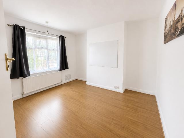 Bath Road, Hounslow TW4, 2 bed flat to rent, £1,800 pcm | PrimeLocation