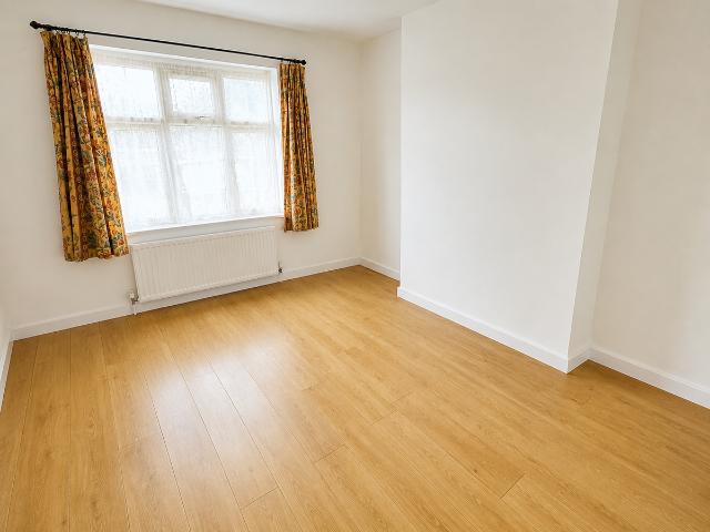 Bath Road, Hounslow TW4, 2 bed flat to rent, £1,800 pcm | PrimeLocation