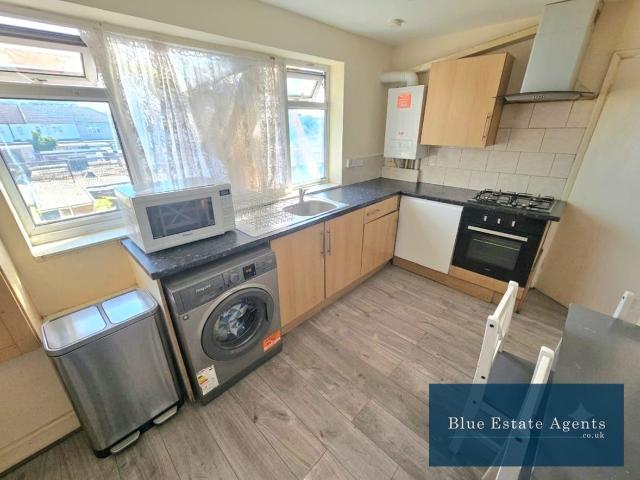Bath Road, Hounslow TW4, 4 bed flat to rent, £2,200 pcm | PrimeLocation