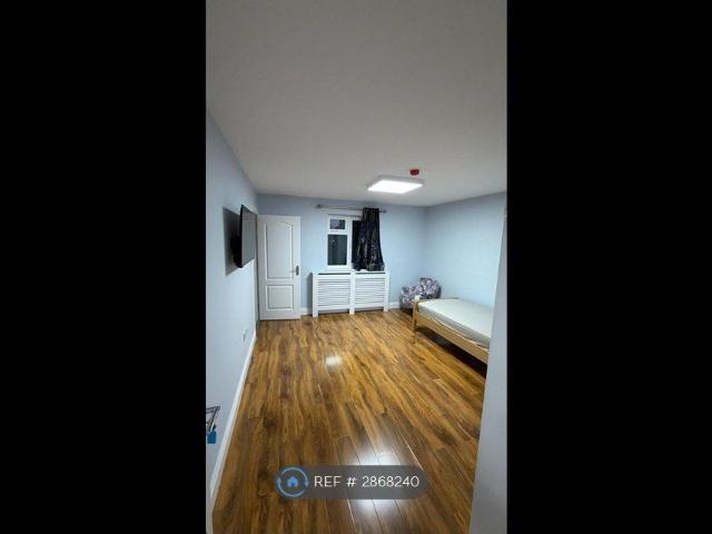 Bath Road, Hounslow TW5, Room to rent, £800 pcm | PrimeLocation