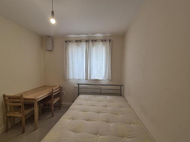 Bath Road, Hounslow TW5 2 bed flat to rent £1,800 pcm £415 pw
