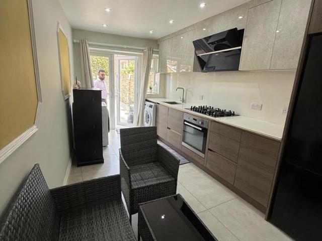 Bath Road, Hounslow TW3 1 bed semi detached house to rent £1,695 pcm £391 pw