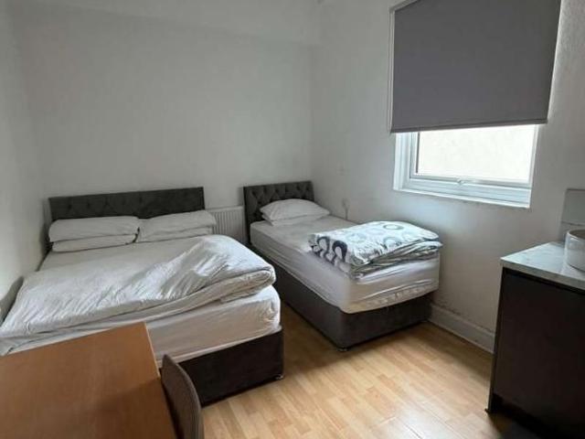 Bath Road, Hounslow, TW3