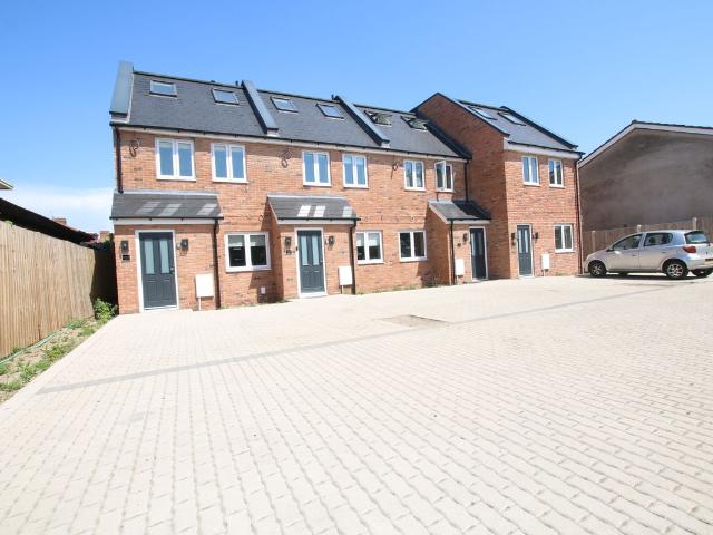 Bath Road, Harmondsworth, West Drayton UB7, 3 bed semi detached house to rent, £2,999 pcm | PrimeLocation