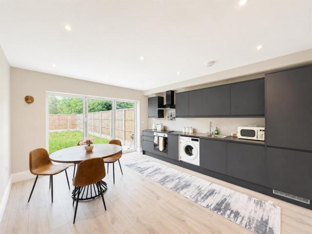 Bath Road, Harmondsworth, West Drayton, UB7
