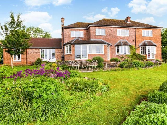 Bath Road Marlborough SN8 4 bed detached house to rent £3,000 pcm £692 pw