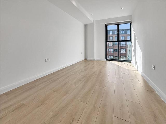 Bath Road, Slough, Berkshire, SL1 1 bed apartment to rent £1,325 pcm £306 pw