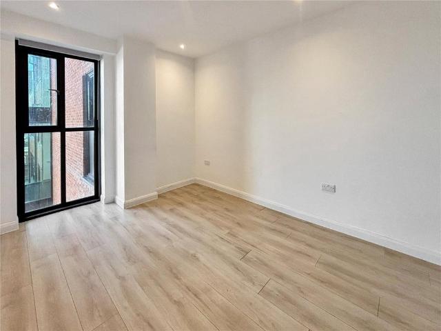 Bath Road, Slough, Berkshire, SL1 1 bed apartment to rent £1,325 pcm £306 pw