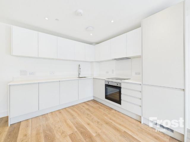 Bath Road, Slough, Berkshire, SL1 2 bed apartment to rent £1,700 pcm £392 pw