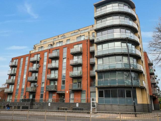 Bath Road, Slough SL1, 1 bed flat to rent, £1,300 pcm | PrimeLocation