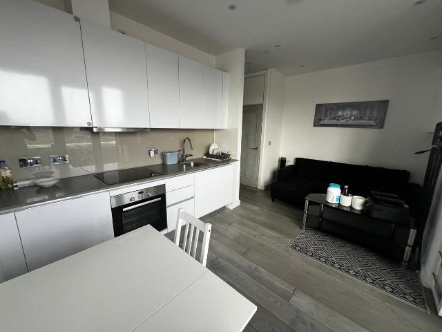 Bath Road, Slough SL1, 1 bed flat to rent, £1,300 pcm | PrimeLocation