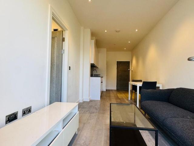 Bath Road, Slough SL1, 1 bed flat to rent, £1,300 pcm | PrimeLocation