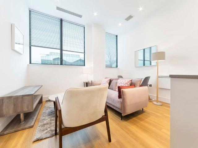 Bath Road, Slough SL1, 1 bed flat to rent, £1,350 pcm | PrimeLocation