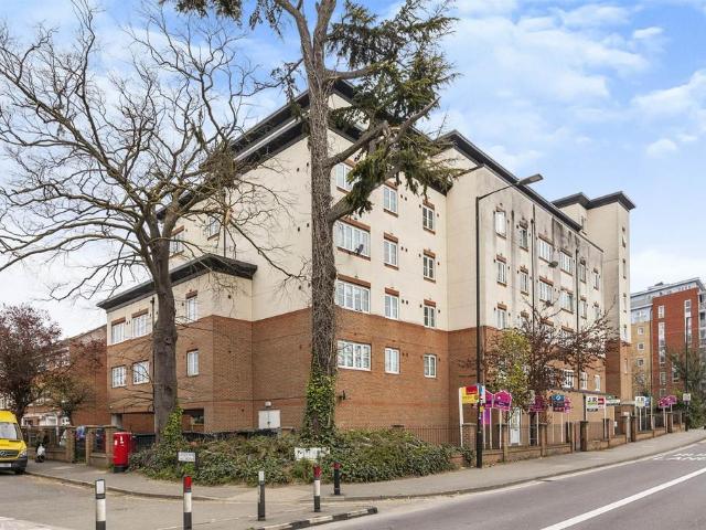 Bath Road, SLOUGH, SL1 2 bed apartment to rent £1,550 pcm £358 pw
