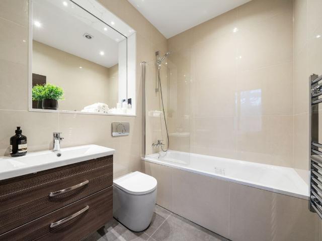 Bath Road, Slough SL1, 2 bed flat to rent, £1,445 pcm | PrimeLocation