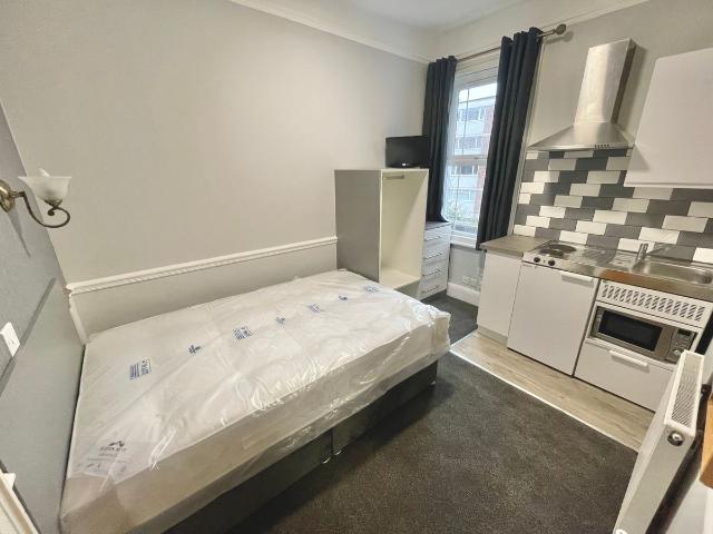 Bath Road, Reading, Berkshire RG1, Studio to rent, £815 pcm | PrimeLocation