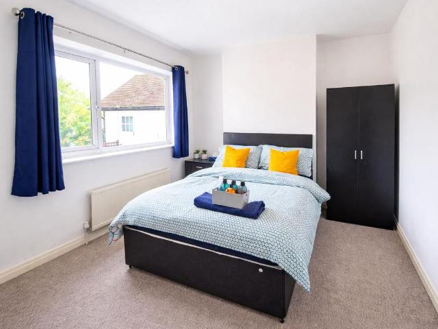 Bathurst Walk, Iver SL0, Room to rent, £850 pcm | PrimeLocation