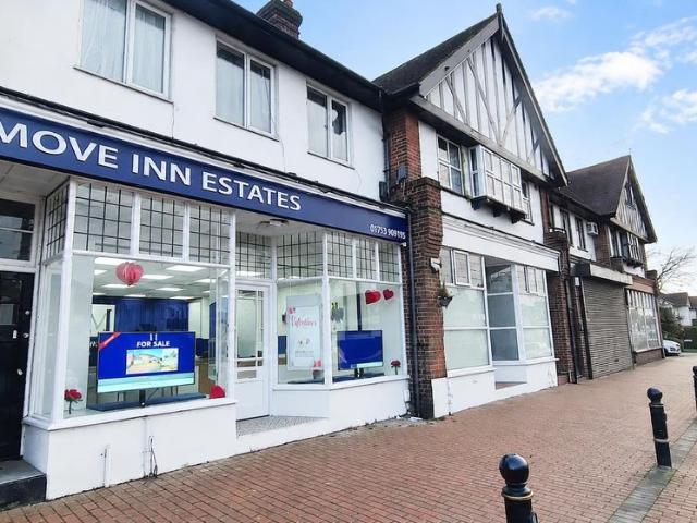 Bathurst Walk, Iver SL0, 4 bed flat to rent, £2,300 pcm | PrimeLocation