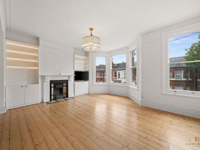 Bathurst Gardens, NW10 3 bed flat to rent £3,200 pcm £738 pw
