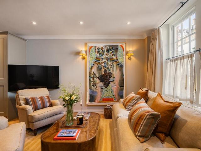 Bathurst Mews, London 3 bed mews to rent £11,000 pcm £2,538 pw