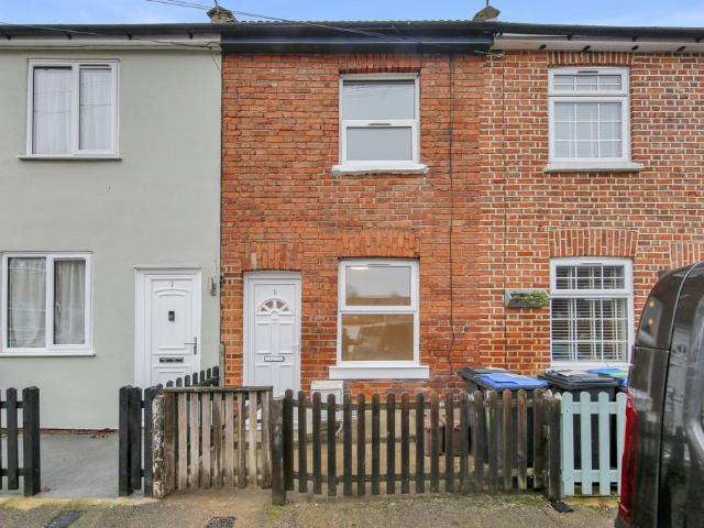 Batley Road, Enfield EN2 3 bed terraced house to rent £2,100 pcm £485 pw