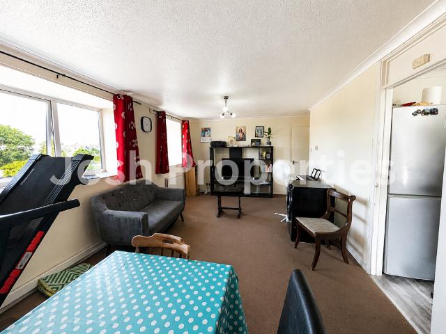 Bawdsey Avenue, Ilford IG2 2 bed flat to rent £1,650 pcm £381 pw