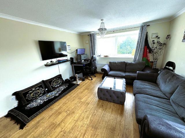 Bawdsey Avenue, Ilford IG2 2 bed flat to rent £1,695 pcm £391 pw