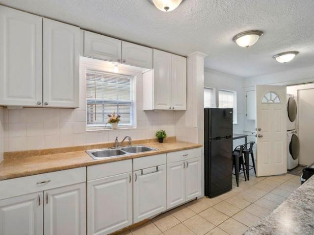 Baytown Co‑Living Gem | Smart TV & Desk, Private