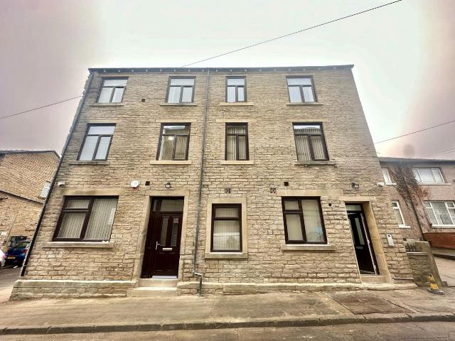 Bay Hall Common Road, Huddersfield HD1, 2 bed flat to rent, £950 pcm | PrimeLocation