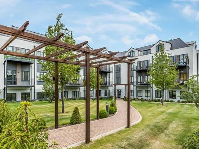 Bay Tree Avenue, Leatherhead, 2 Bedroom Apartment