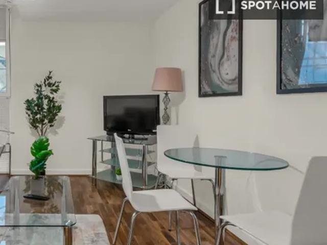 Bayes Business School, 106 Bunhill Row, London, EC1Y 8TZ, United Kingdom | 1 bed apartment for rent #160501304 | Rentberry