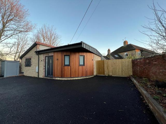 Bayford Hill, WINCANTON, BA9 2 bed bungalow to rent £1,325 pcm £306 pw
