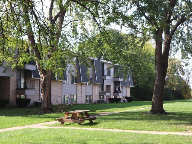 Baypointe 1 Bedroom Apartment for Rent at 3155 Shattuck Arms Blvd, Saginaw, MI 48603
