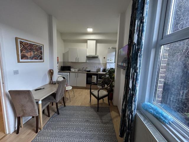 Bayswater, Hyde Park, Queensway. 2 bed apartment to rent £2,947 pcm £680 pw