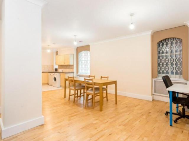 Bayswater, London W2 3 bed flat to rent £5,250 pcm £1,212 pw