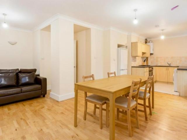 Bayswater, London W2 3 bed flat to rent £5,800 pcm £1,338 pw