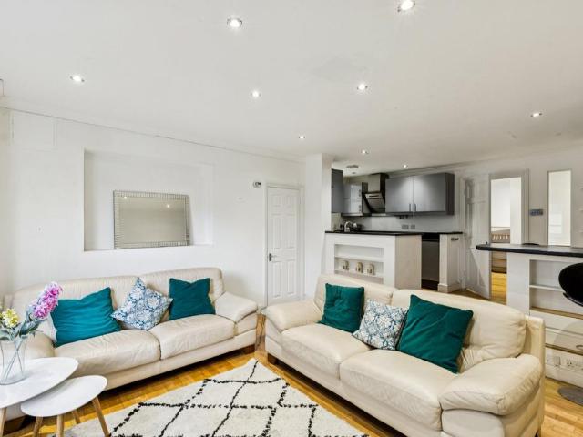 Bayswater Mansions, 10 12 Westbourne. 2 bed flat to rent £3,500 pcm £808 pw