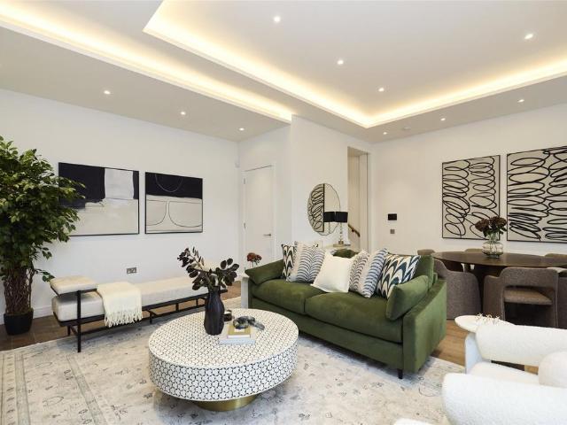 Bayswater Road, London, W2 3 bed flat to rent £17,000 pcm £3,923 pw