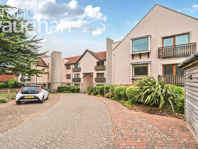 Bazehill Road, Rottingdean, Brighton. 2 bed flat to rent £1,650 pcm £381 pw