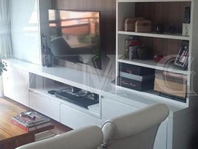 Bem localizado apartamento de 3 dormitórios com 2 vagas próximo ao Metro